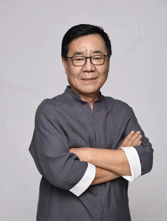 A profile of Henian E; distinguished Chinese librarian – Gold Leaf